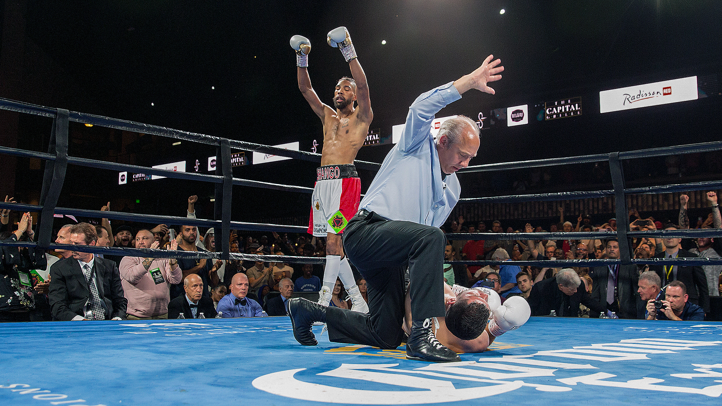 James scores highlight KO for his hometown fans in Minneapolis