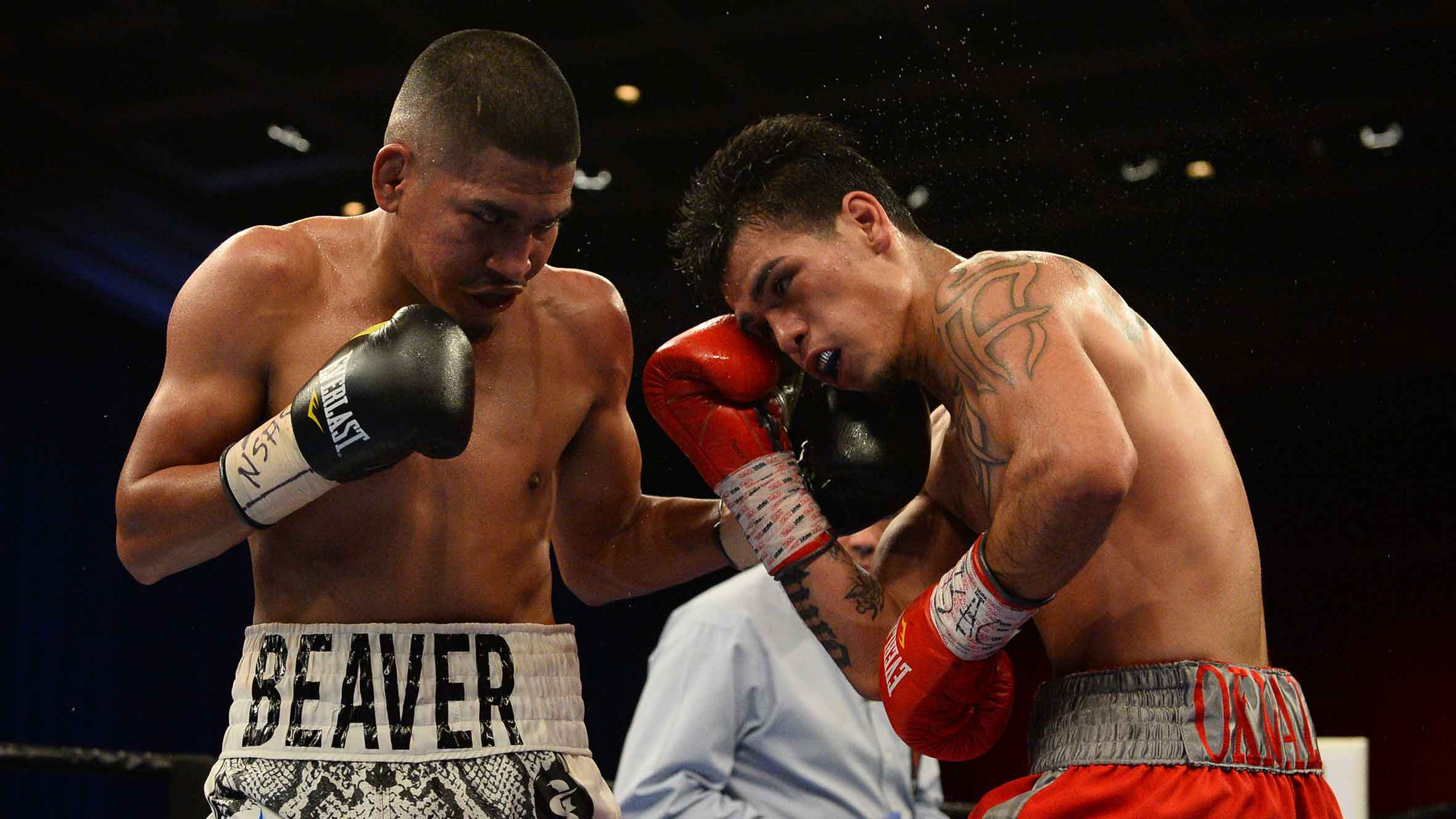 Alexis Santiago chops down Erik Ruiz in all-action throwdown