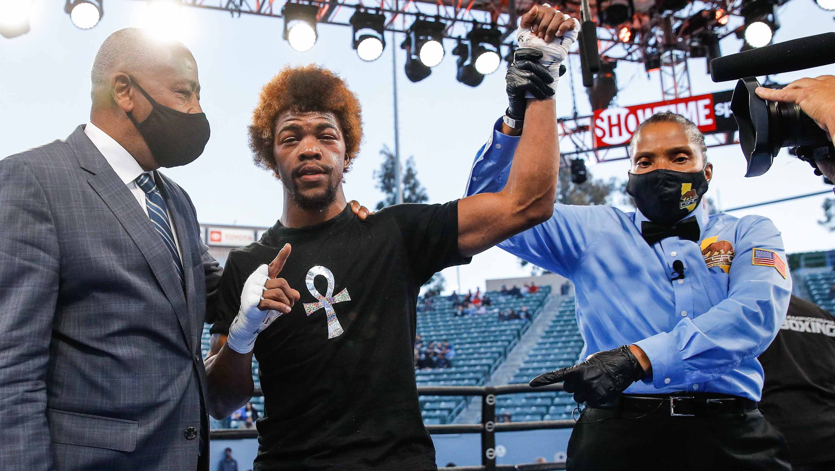 Russell vs Santiago – Fight Photos | May 29, 2021